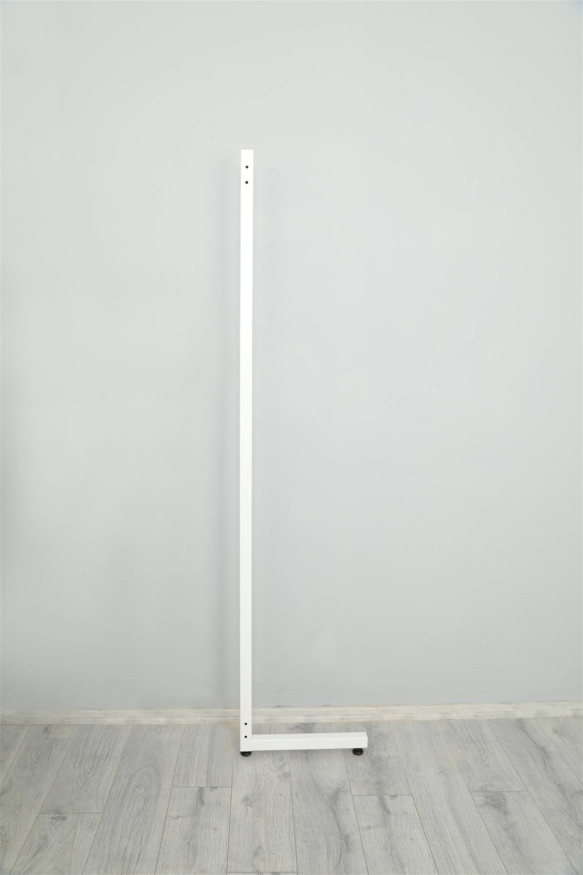 White Rondo Post with L Base – Rack Modern